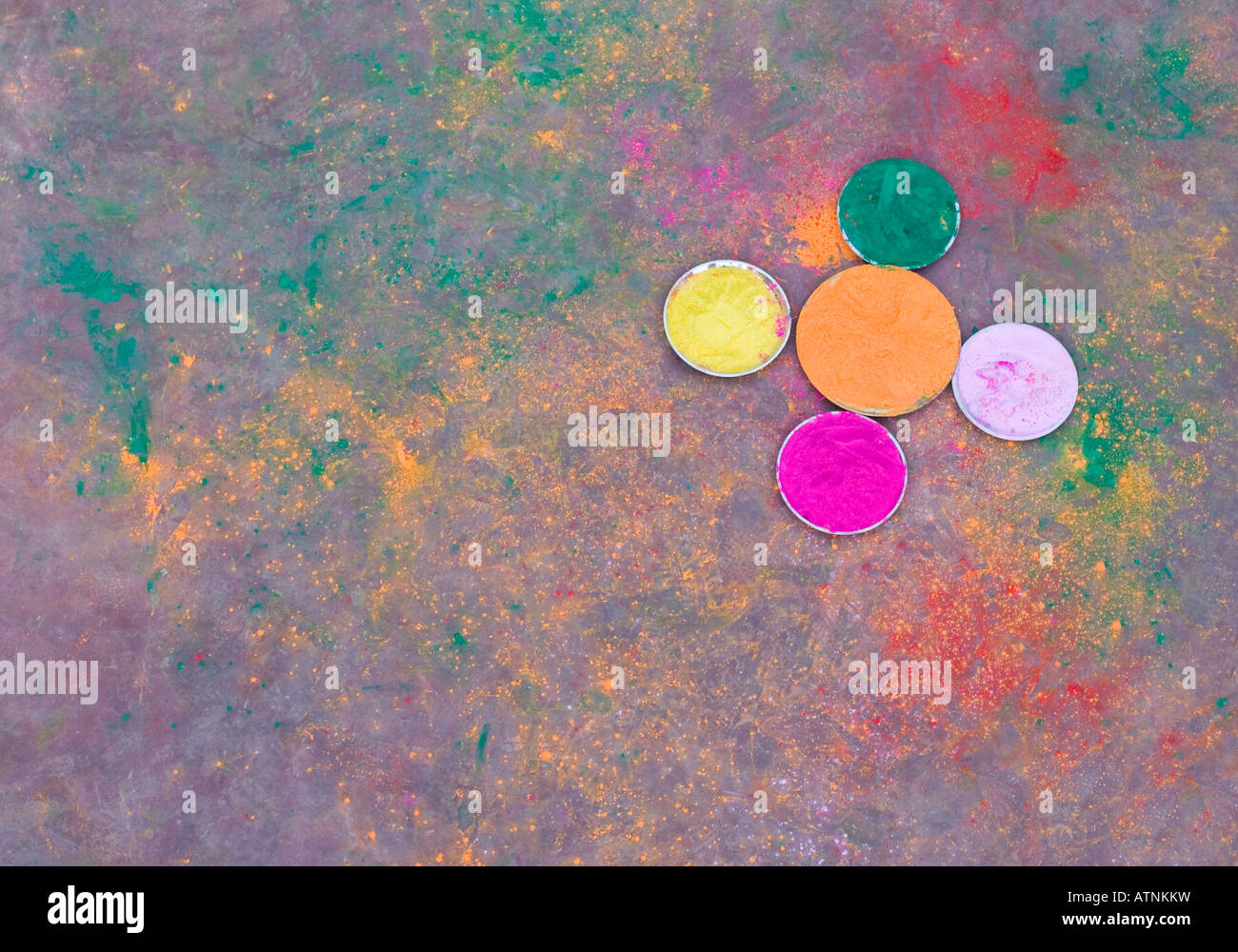 Plates colored hi-res stock photography and images - Alamy