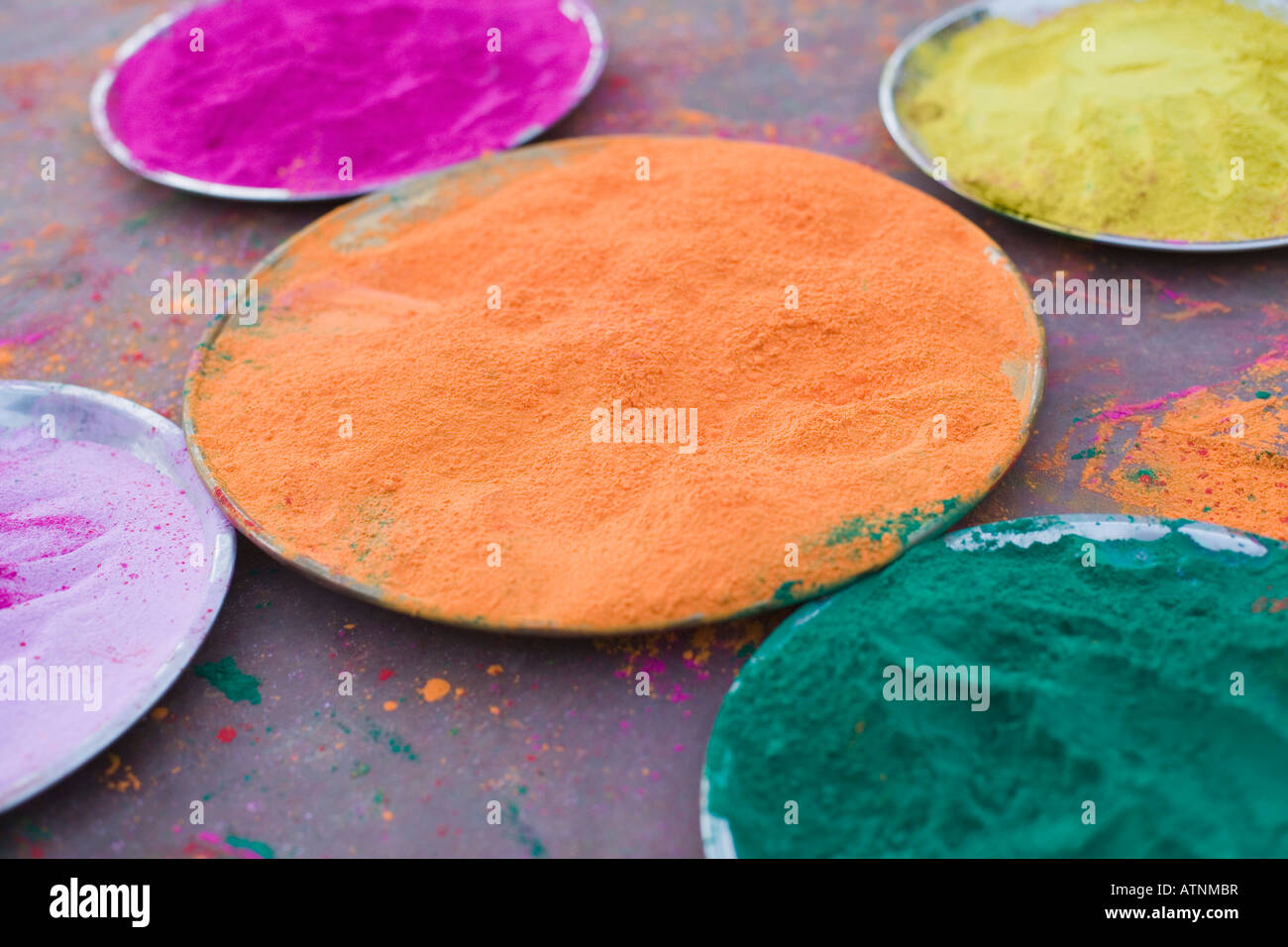 Close-up of powder paint in plates Stock Photo - Alamy