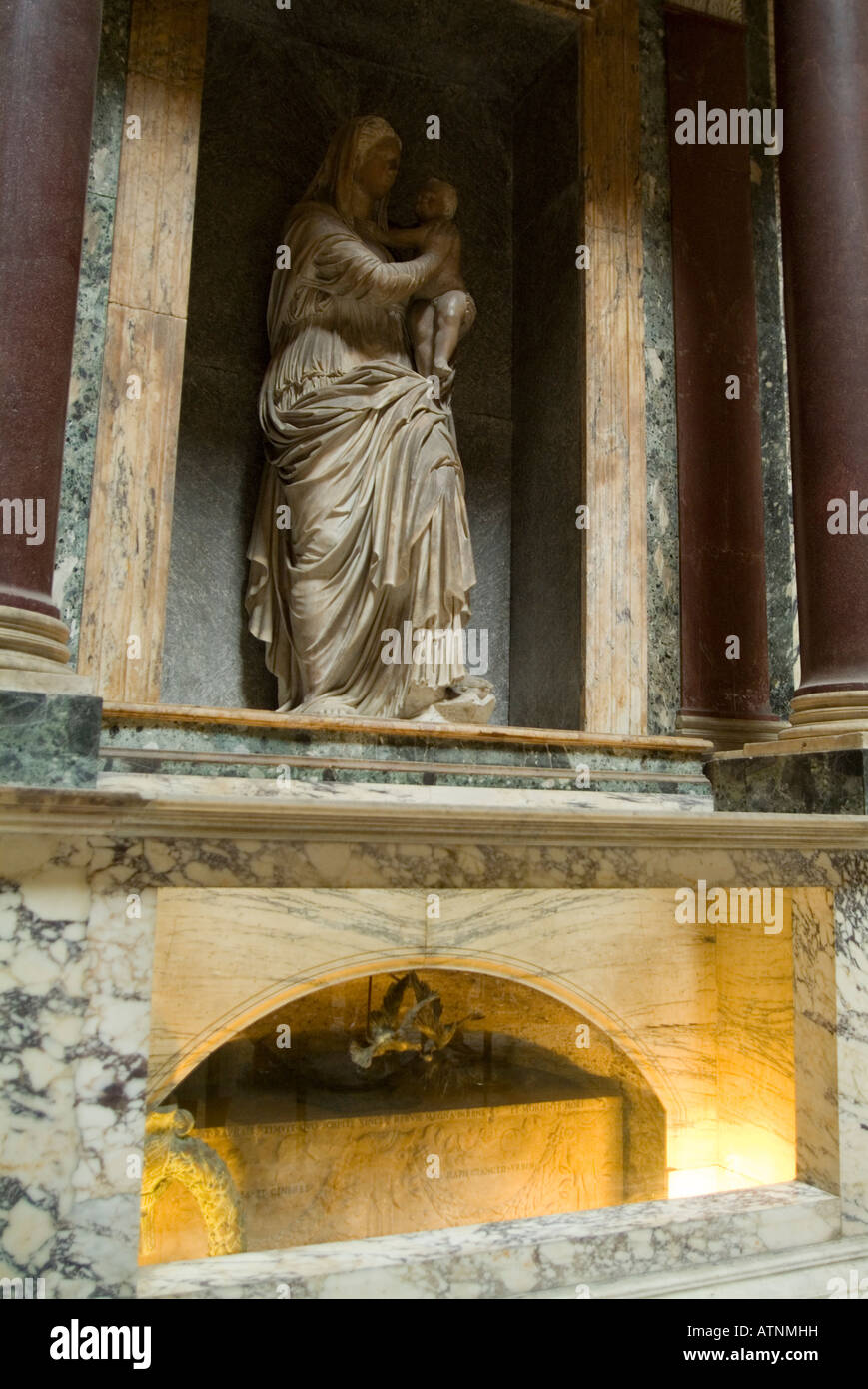 Raphaels tomb in pantheon rome hi-res stock photography and images - Alamy