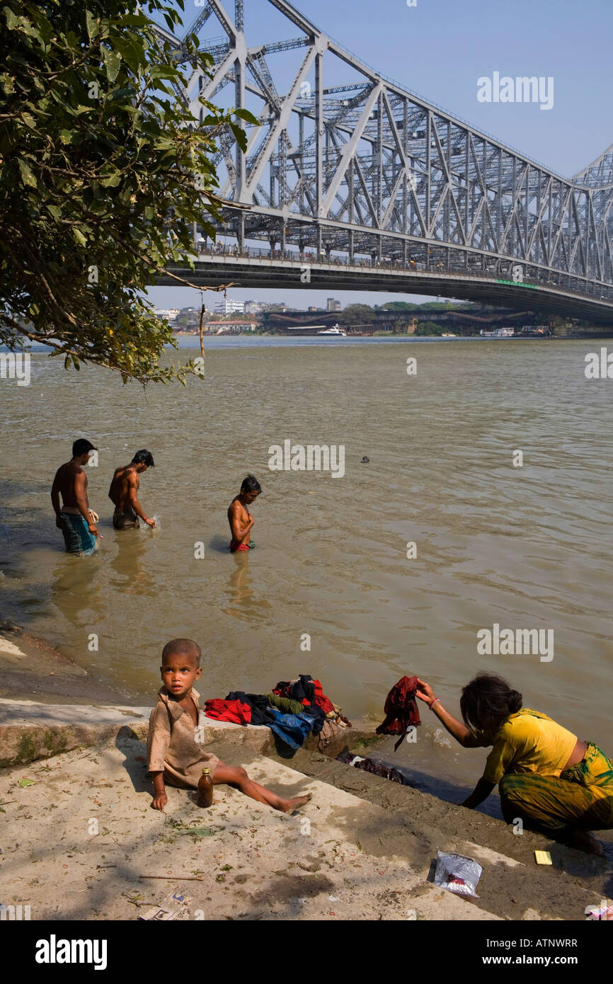 Families bathe in Kolkata's river Hooghly Stock Photo - Alamy
