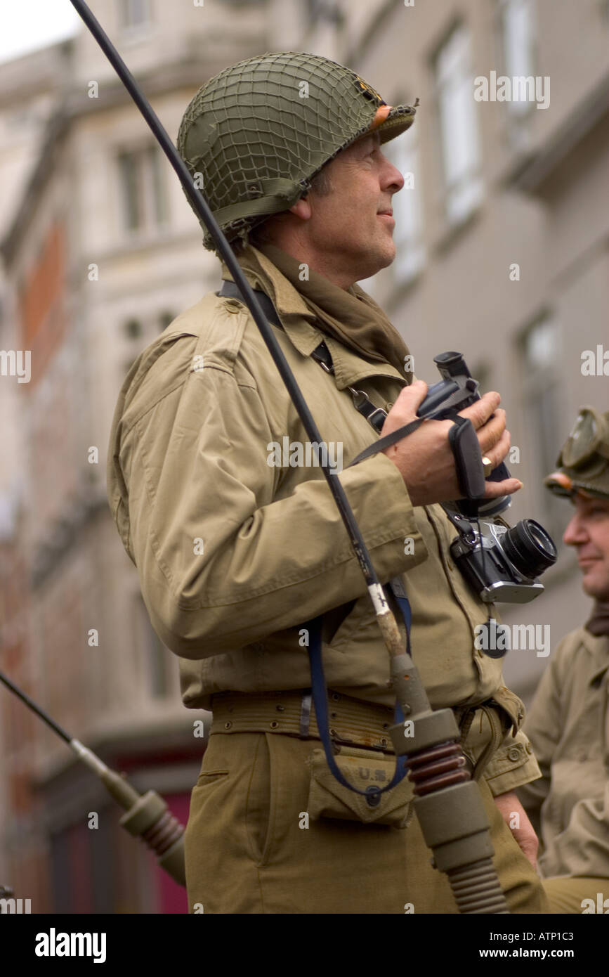 Soldier video camera hi-res stock photography and images - Alamy