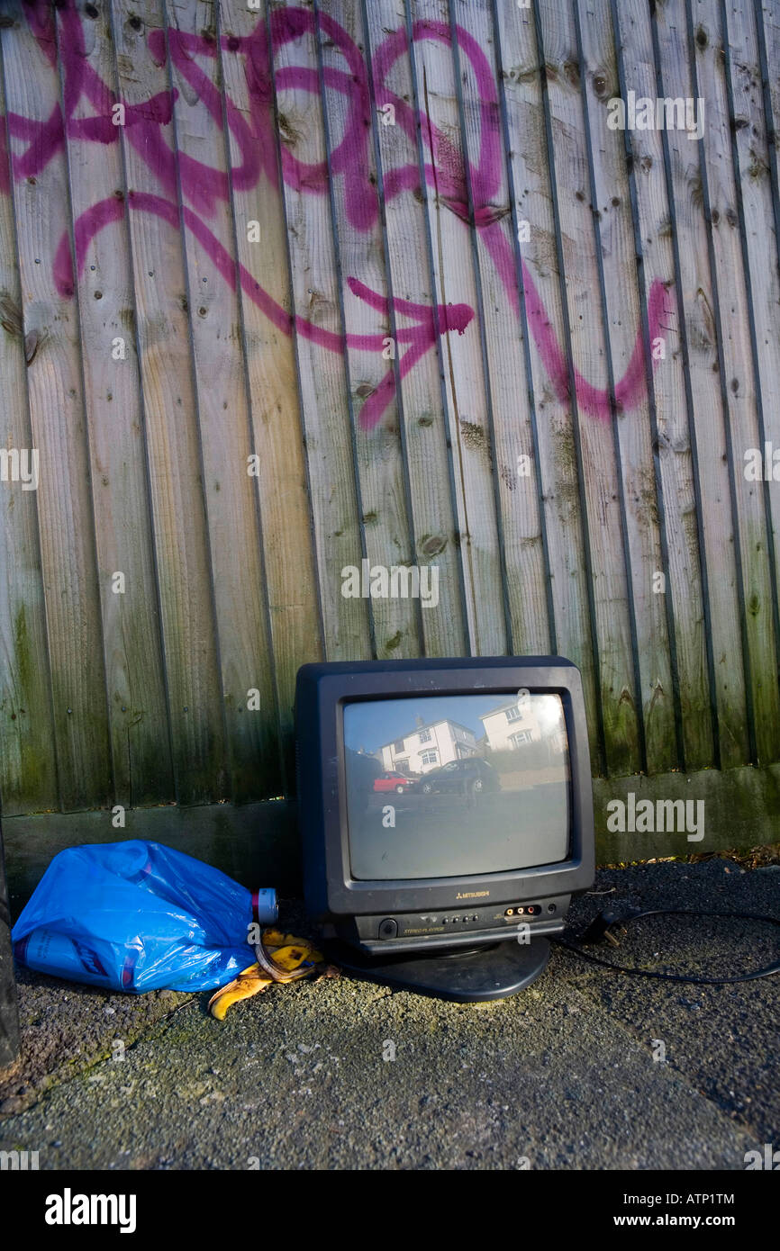 Television dumped in the street Stock Photo - Alamy