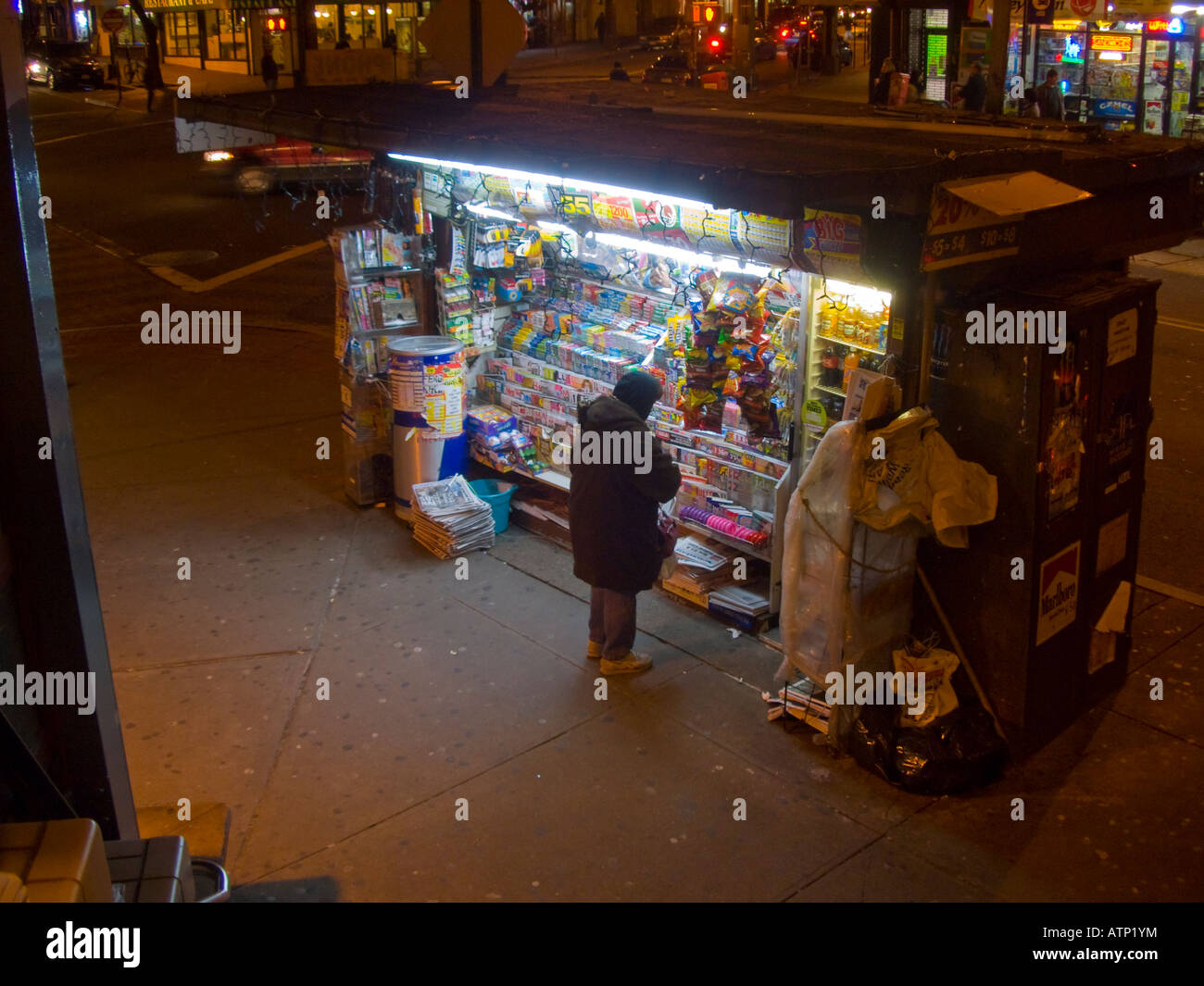 New york city newspaper stand hi-res stock photography and images - Alamy