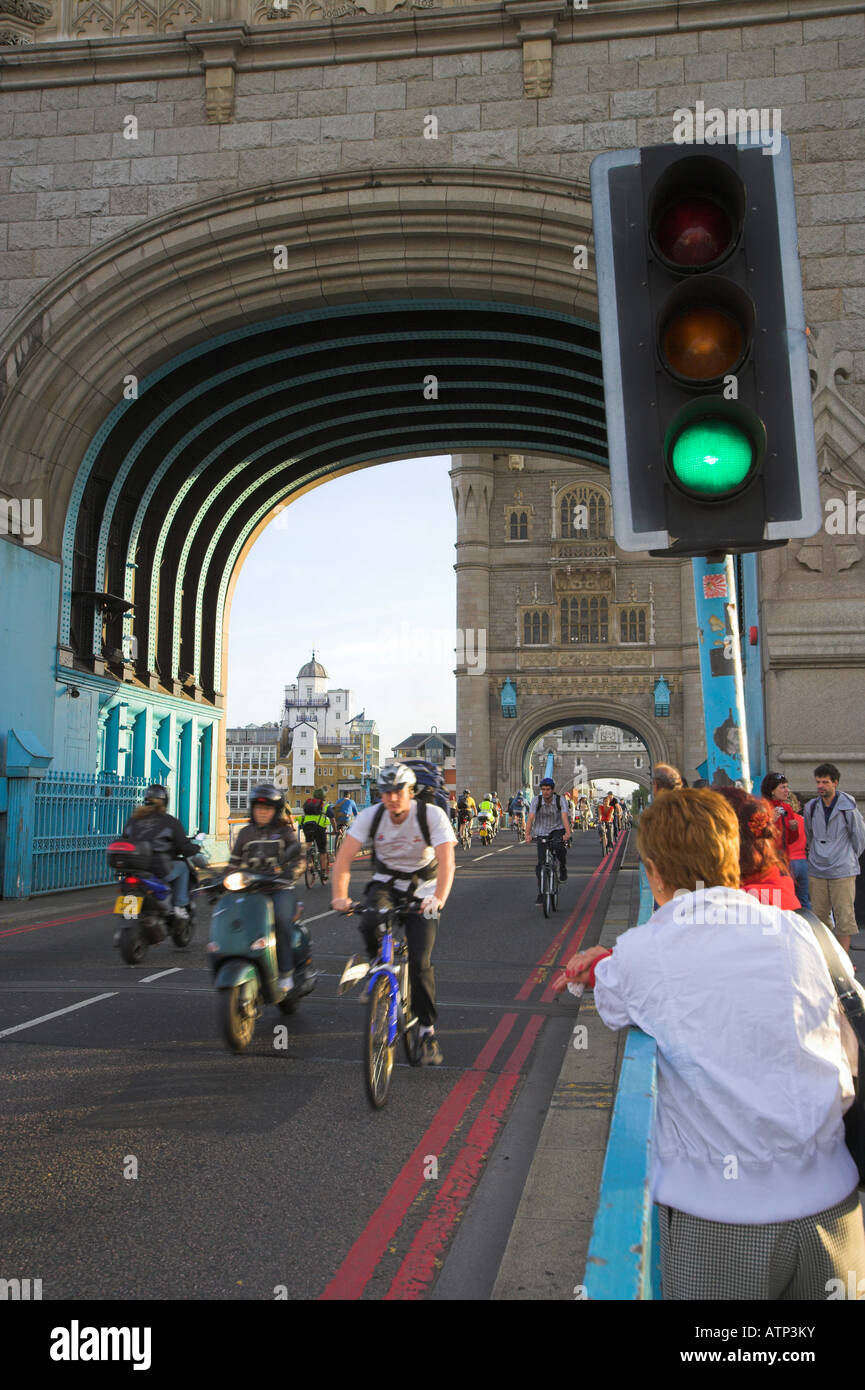 London cycling hi-res stock photography and images - Alamy