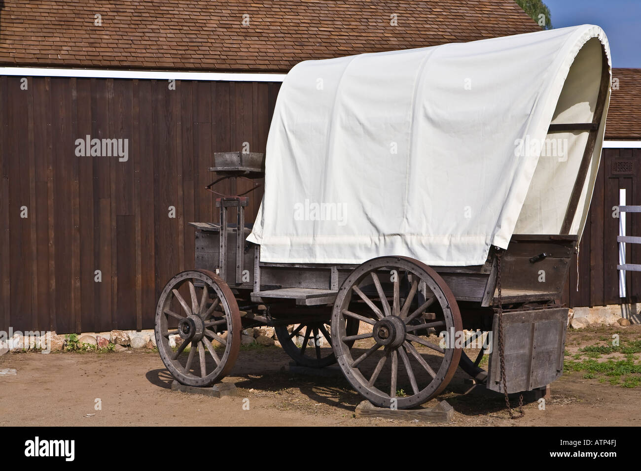 Historical covered wagon hi-res stock photography and images - Alamy