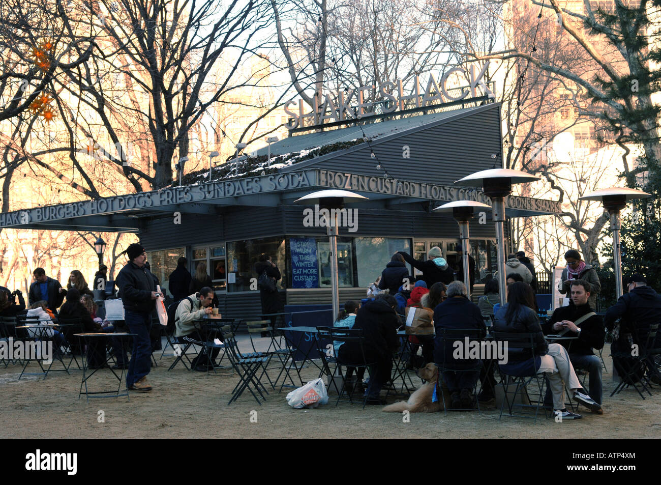 Crowds eat lunch at the Shake Shack in Madison Square Park Stock Photo ...