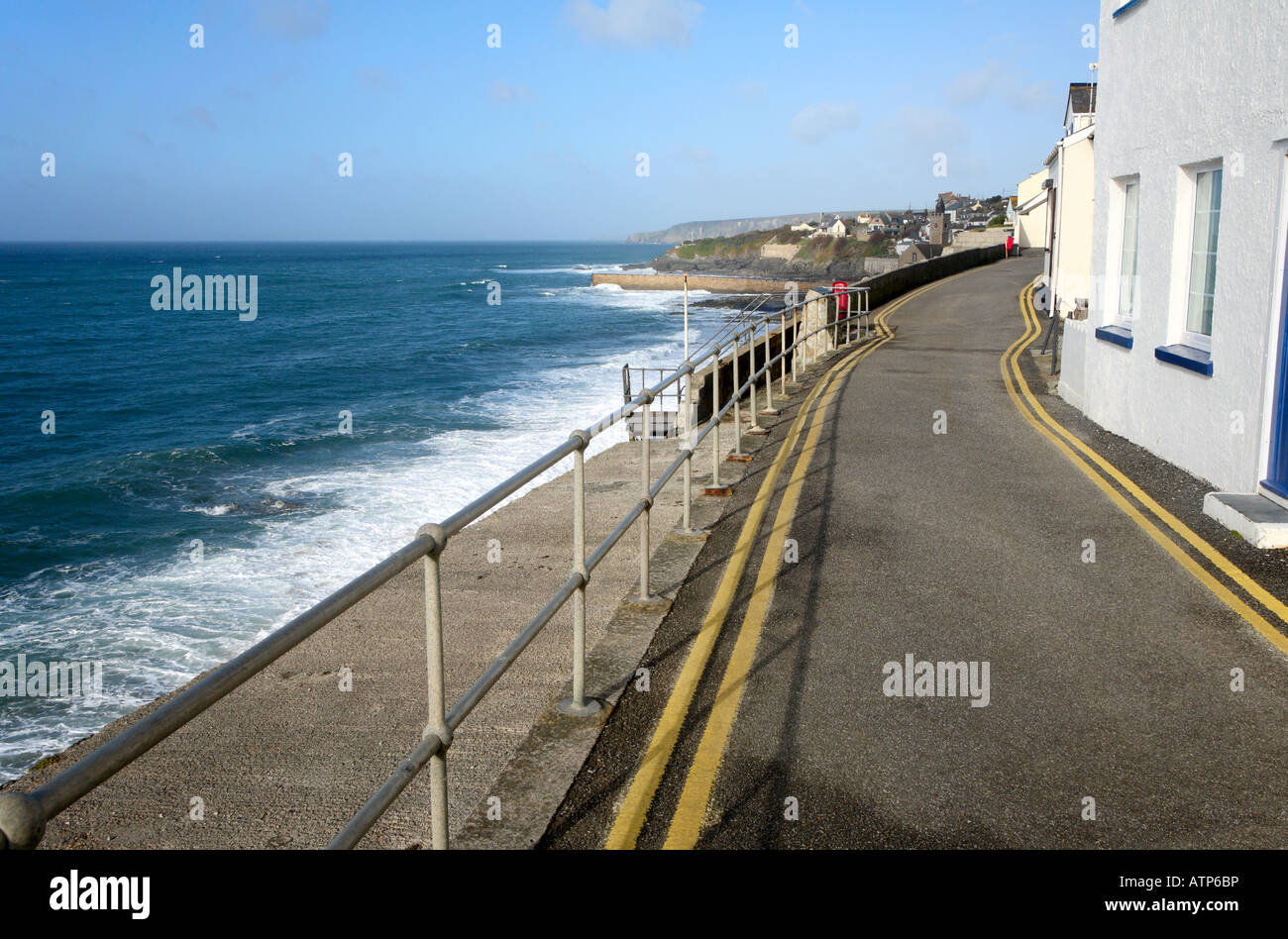 Cornwall road sea hi-res stock photography and images - Alamy