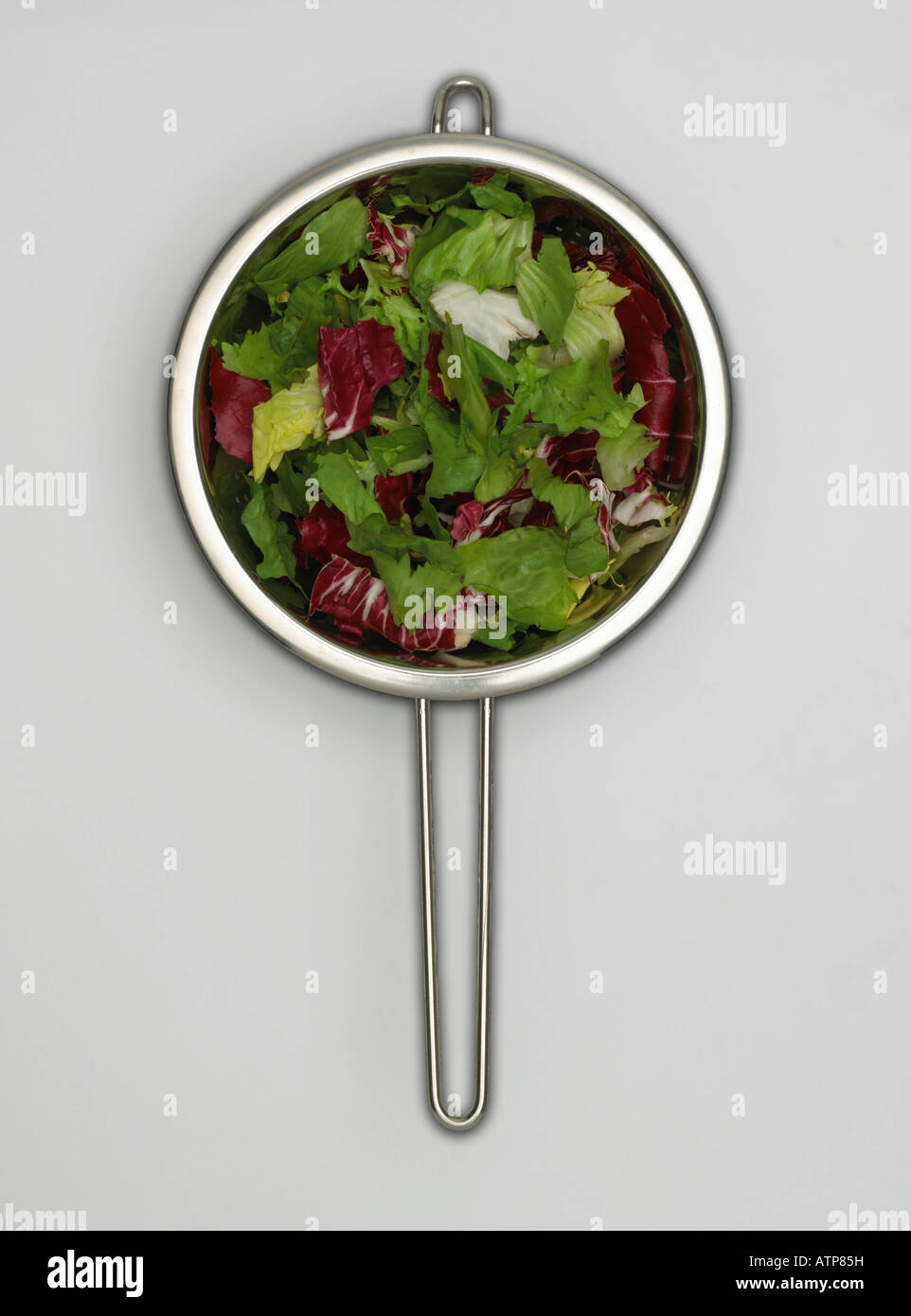 STAINLESS STEEL COLANDER CONTAINING MIXED ROCKET SALAD Stock Photo - Alamy
