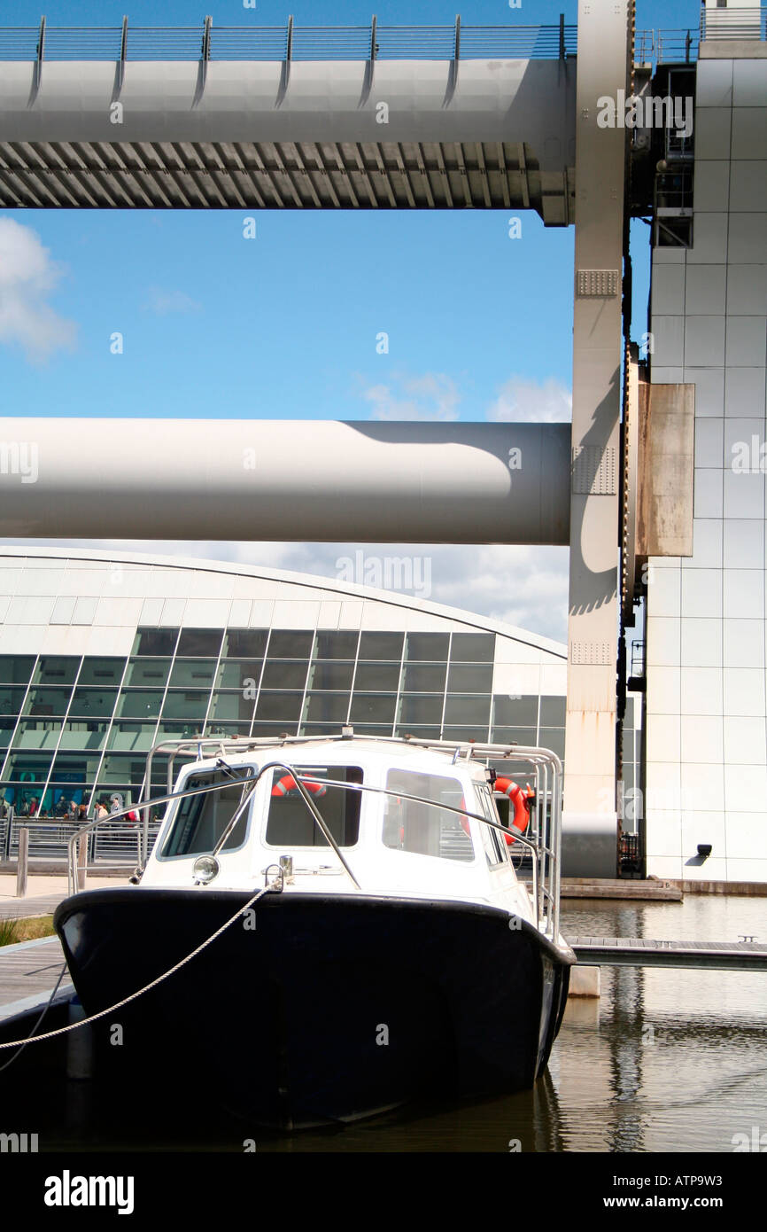 Falkirk Wheel linking the Forth & Clyde Canal to the Union Canal ...