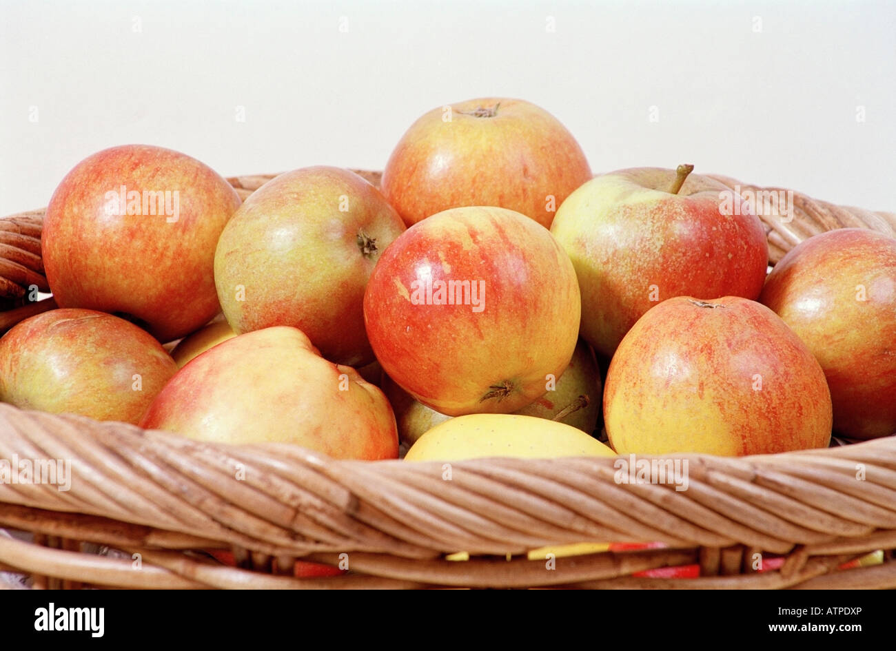 Basket of cox apples hi-res stock photography and images - Alamy