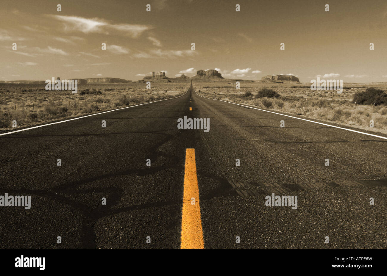 desolate road into Monument Valley Stock Photo - Alamy