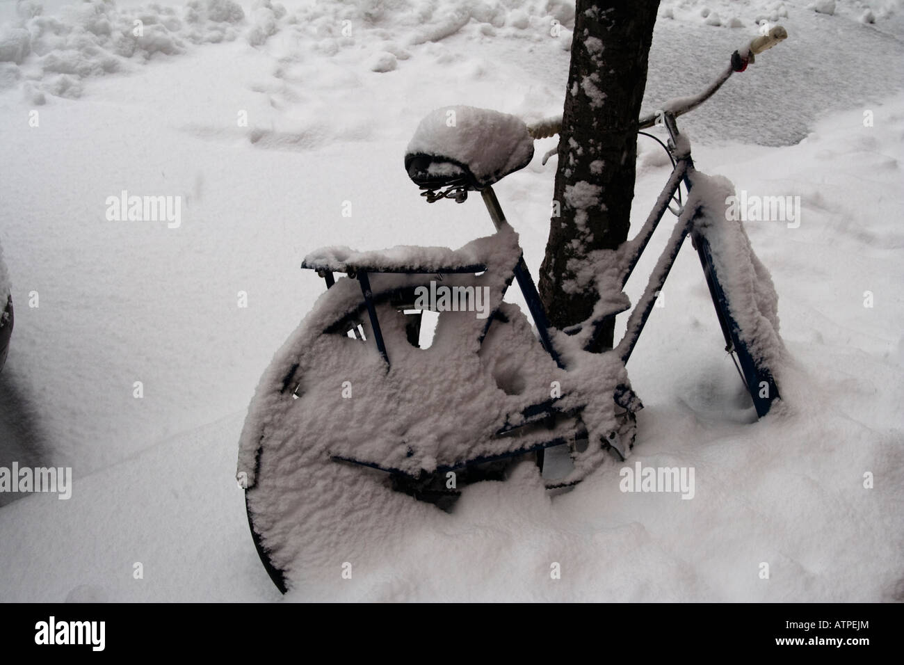 Falling snow bicycle hi-res stock photography and images - Alamy