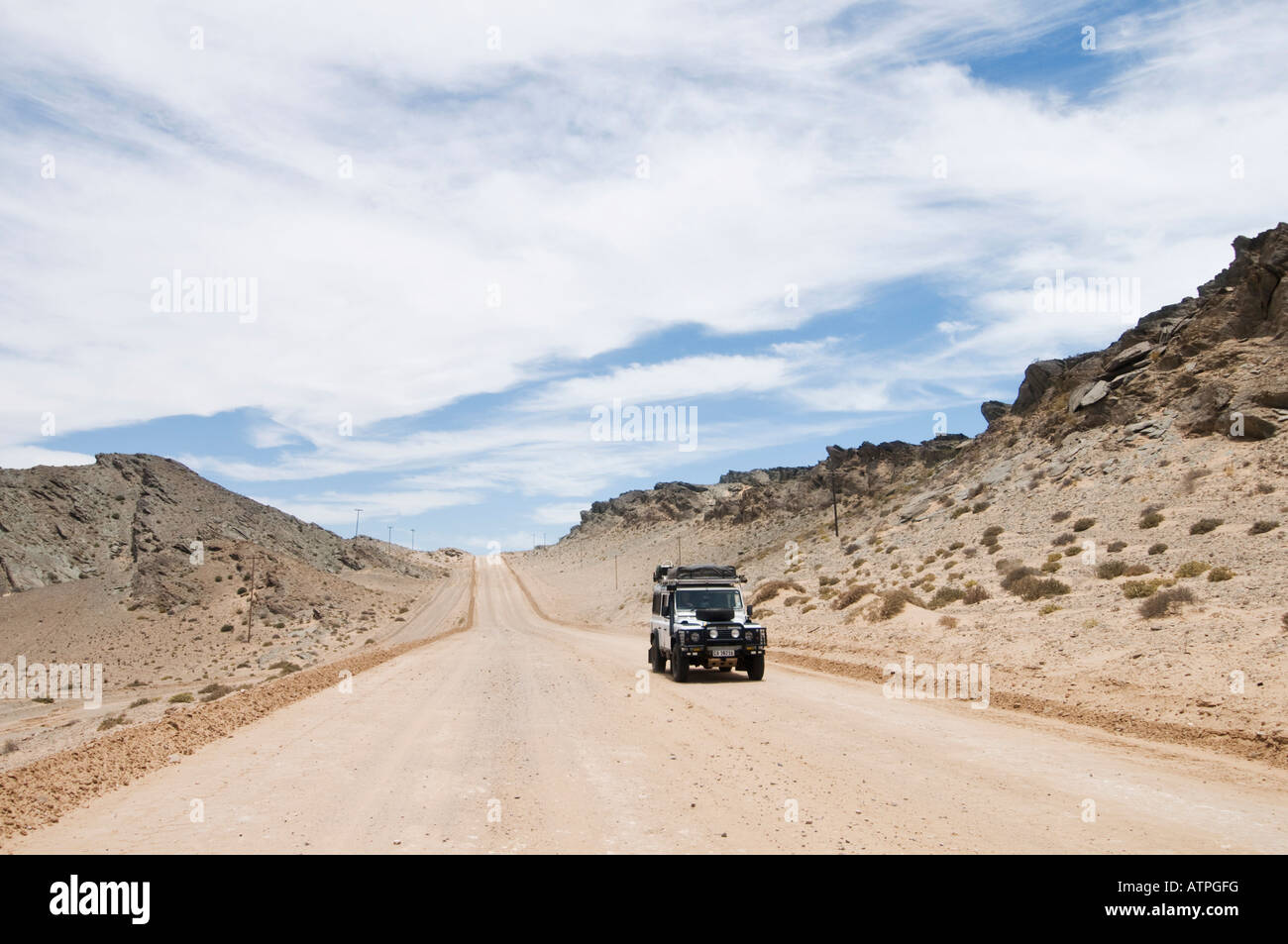 Desert land rover defender hi-res stock photography and images - Alamy