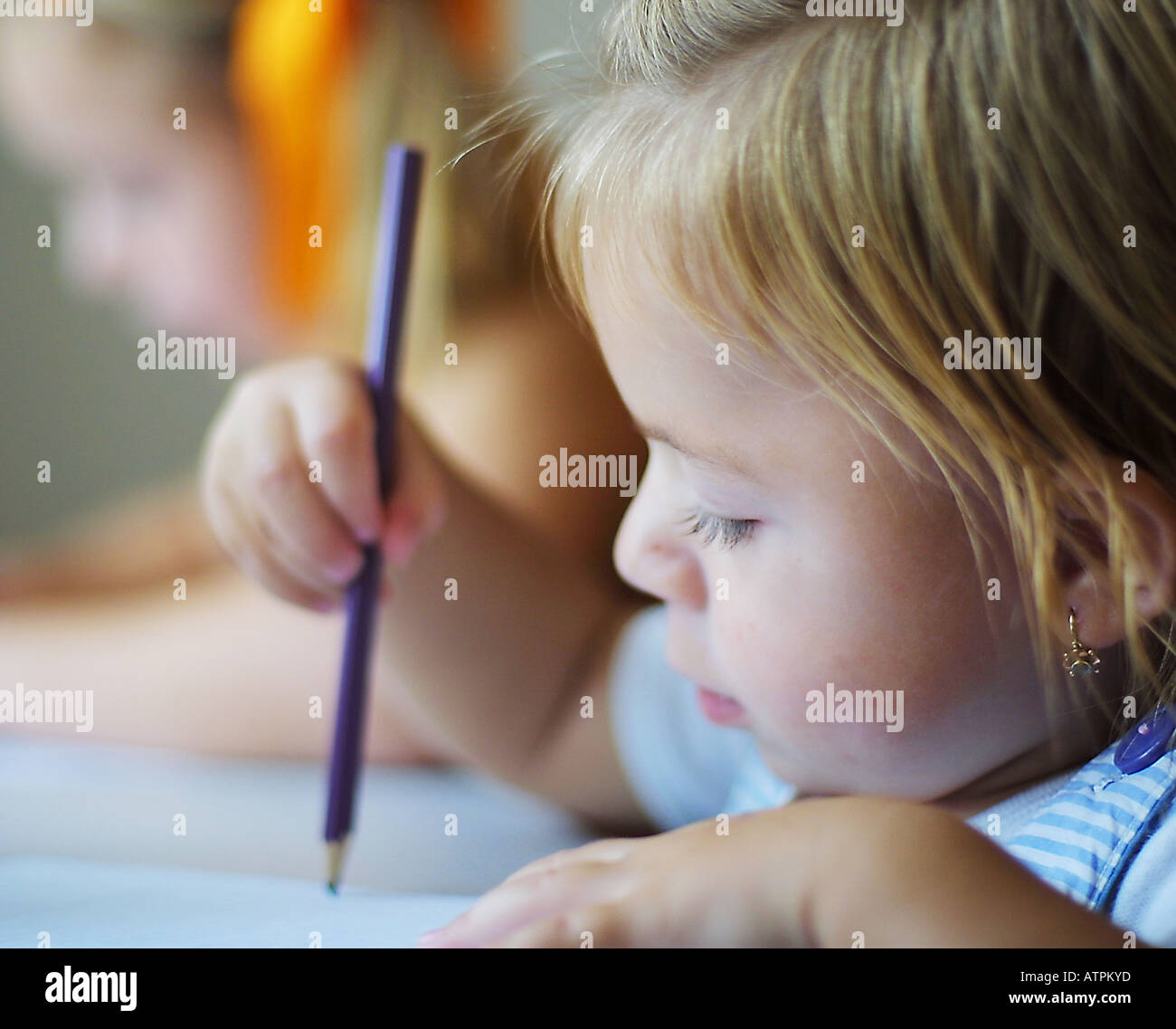 Lady drawing hi-res stock photography and images - Alamy
