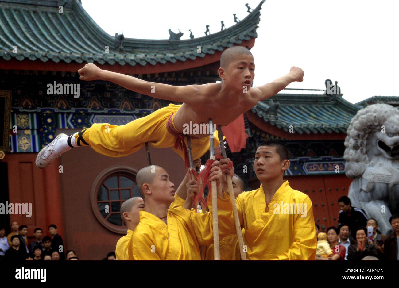 The Shaolin temple monks from Henan China in action Stock Photo - Alamy The Shaolin temple monks from Henan China in action Stock Photo - Alamy