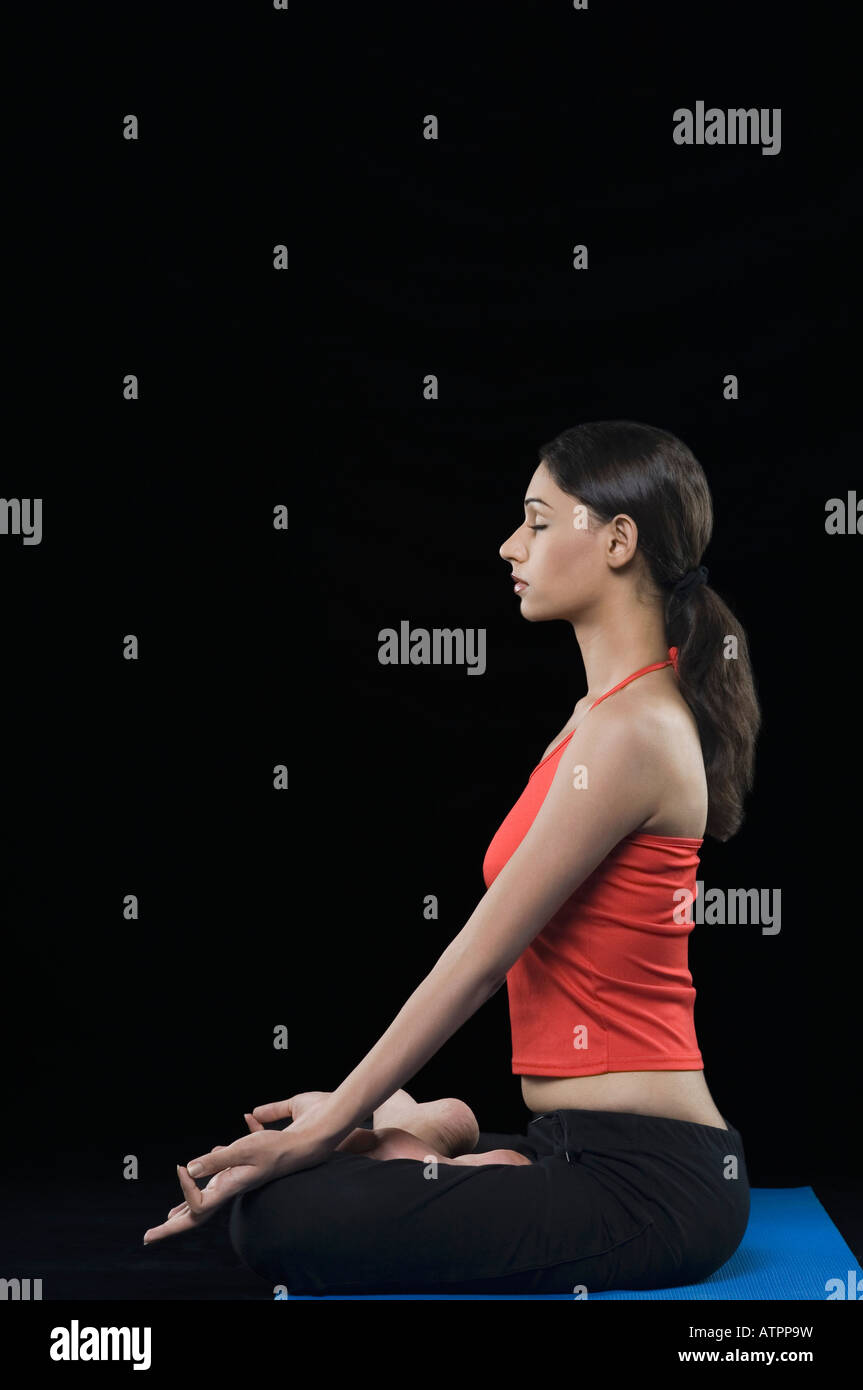 Side profile of a young woman practicing yoga Stock Photo - Alamy