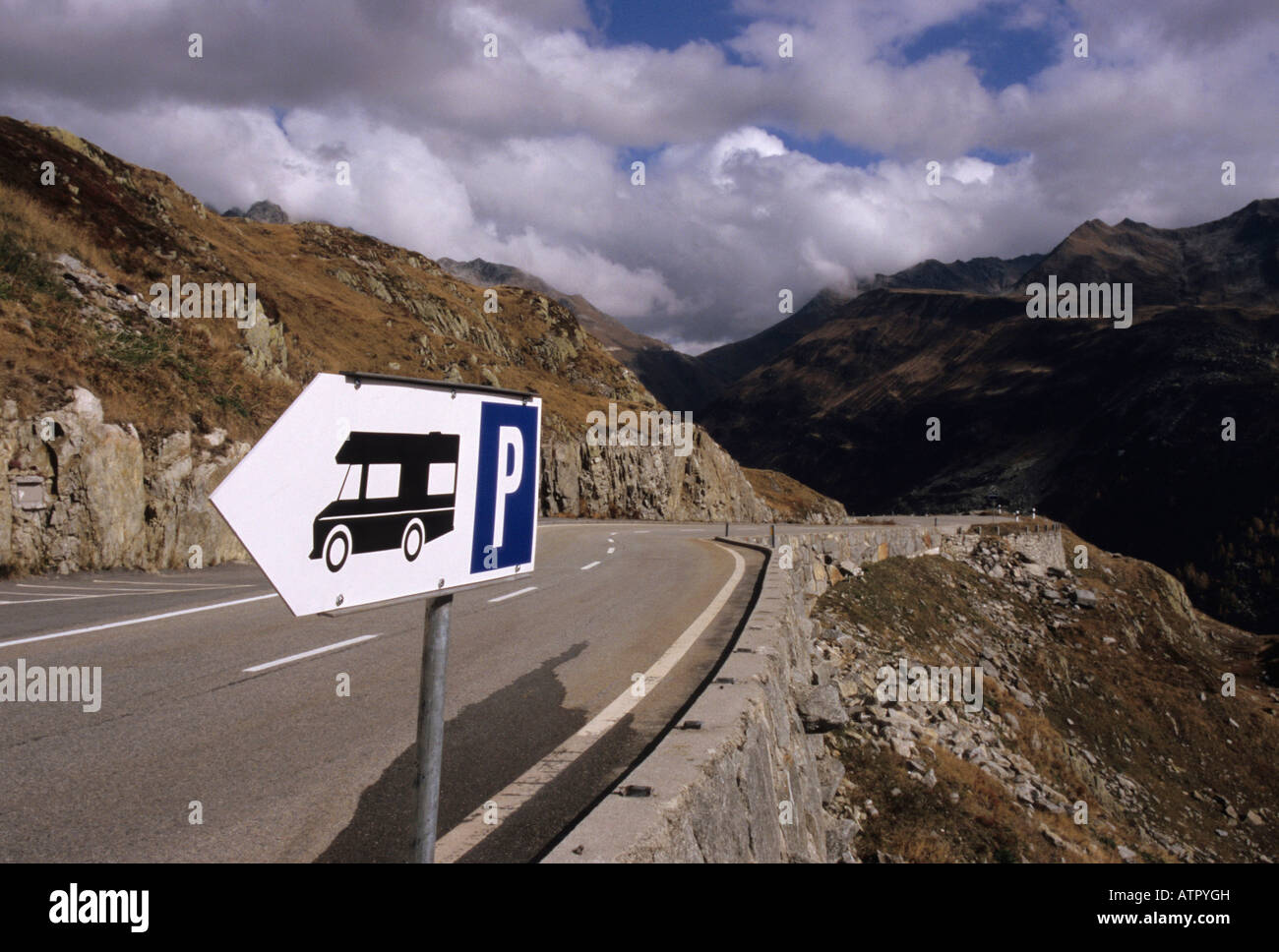 Parking sign / mountain road Stock Photo - Alamy