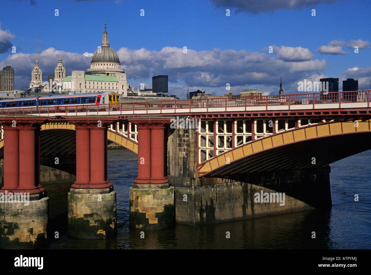 London vauxhall bridge hi-res stock photography and images - Alamy
