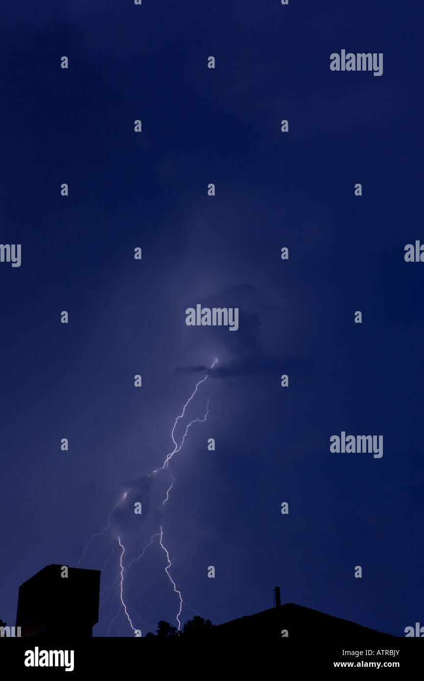 Single lightning strike hi-res stock photography and images - Alamy