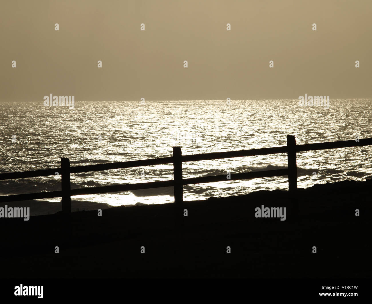 Wooden fence edge of cliff hi-res stock photography and images - Alamy