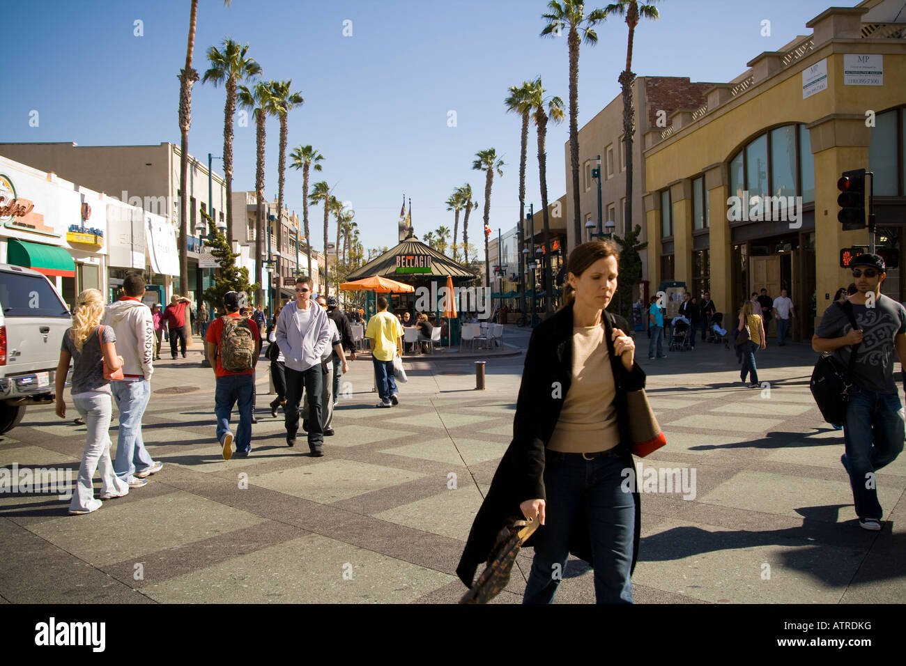 People walking along the third street promenade Stock Photo - Alamy
