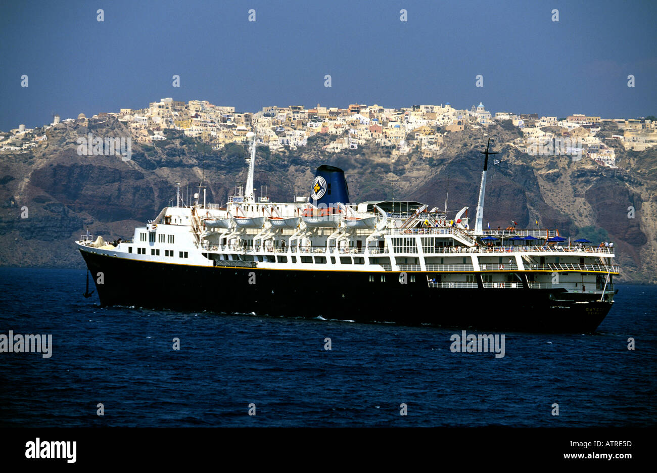 Santorini greece cruise ship below hi-res stock photography and images ...