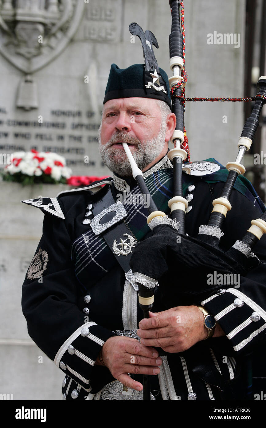 Glasgow bagpipe player hi-res stock photography and images - Alamy