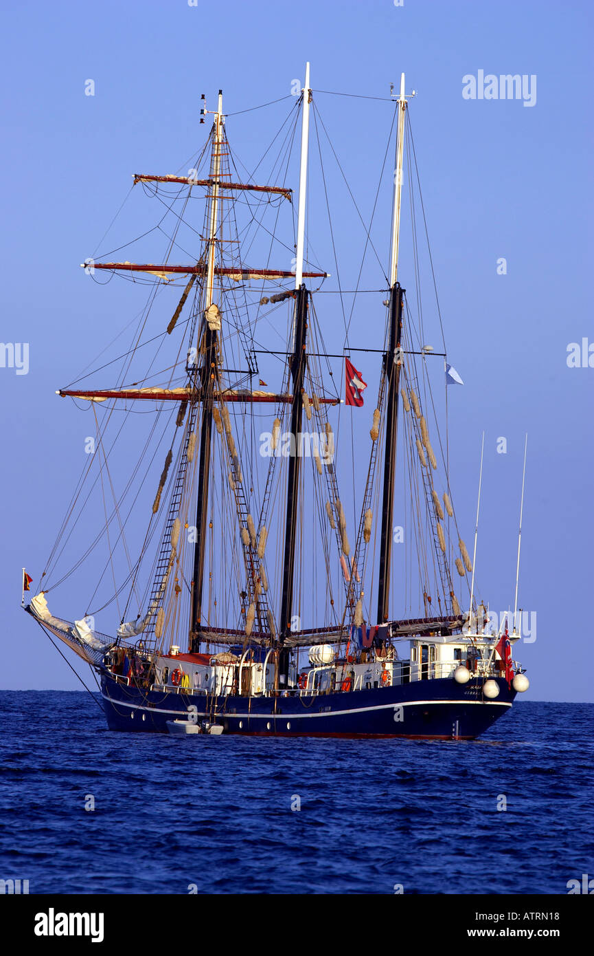 Old fashioned sailing ship hi-res stock photography and images - Alamy