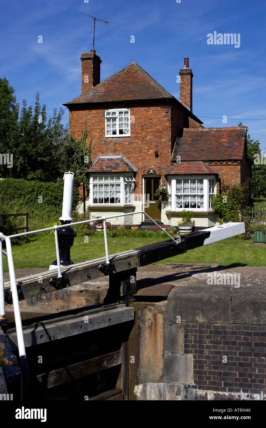 lock keepers cottage at hatton lock flight grand union canal ...