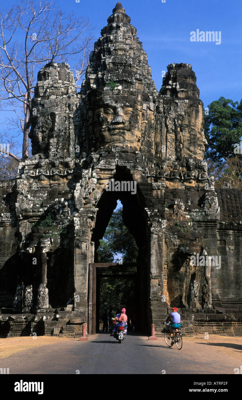 Angkor the entrance gate of the Angkor Thom temple Stock Photo - Alamy