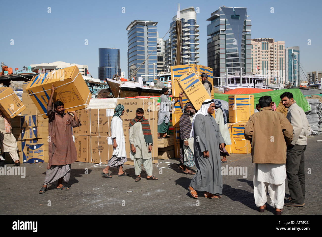 Port unloading goods hi-res stock photography and images - Alamy
