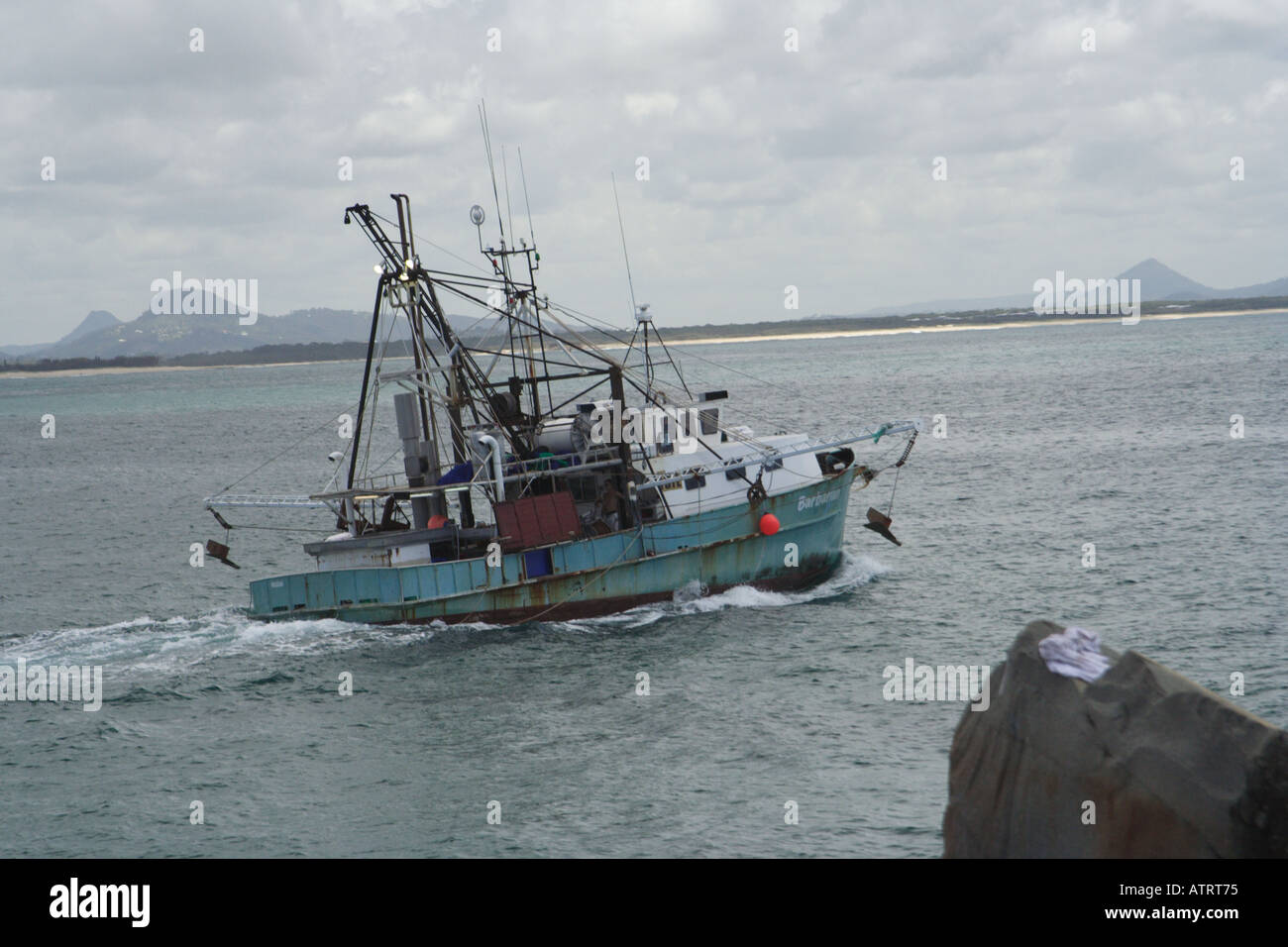 COMMERCIAL FISHING TRAWLER LEAVING MOOLOOLABA FOR THE OPEN OCEAN ...
