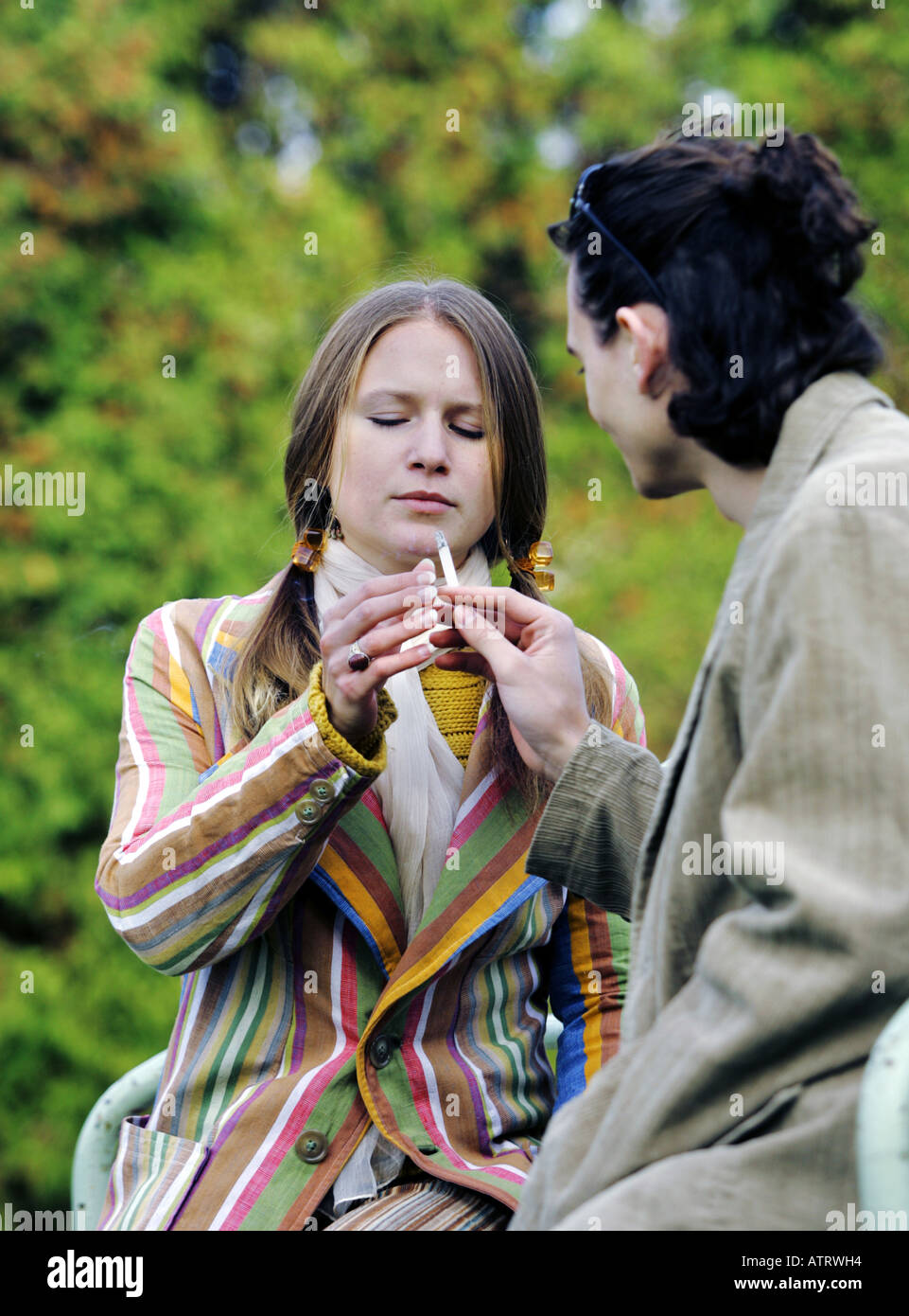Teenage kids smoking hi-res stock photography and images - Alamy