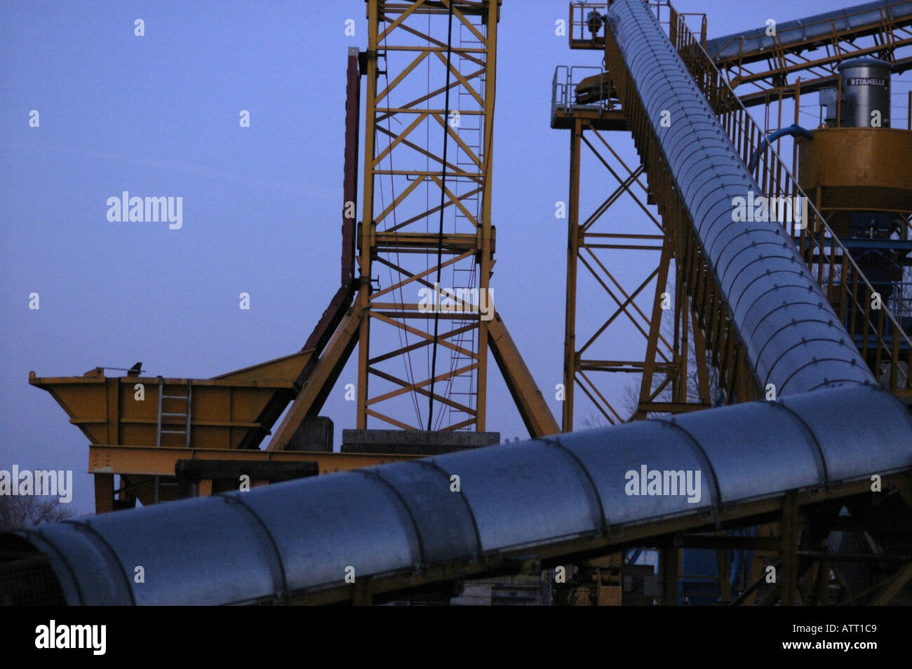 Vienna, harbour Albern, industrial plant, shaft Stock Photo - Alamy