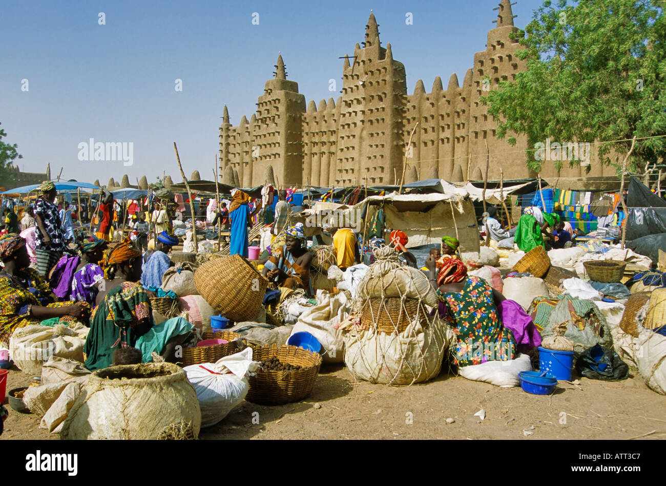 Weekly Monday market in front of Djenne's Grand Friday Mosque, Mali ...