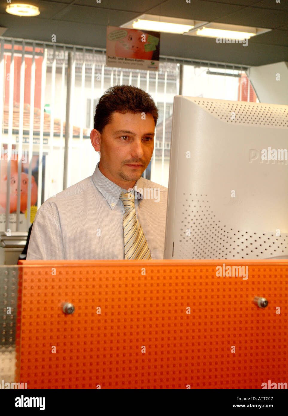 MR Bankangestellter am Schalter MR clerk Bildagentur online Begsteiger ...