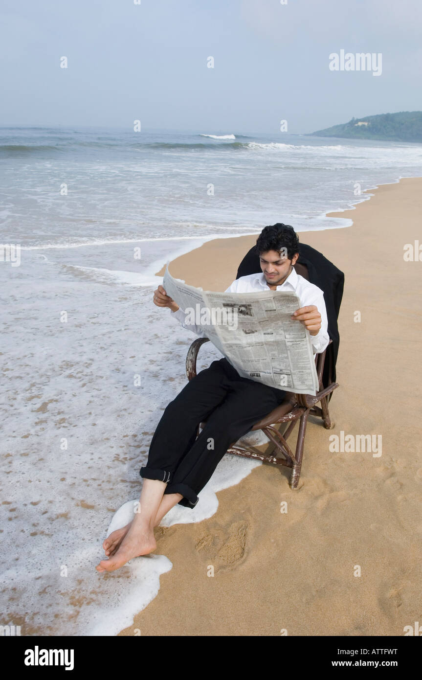 Black reading beach hi-res stock photography and images - Alamy