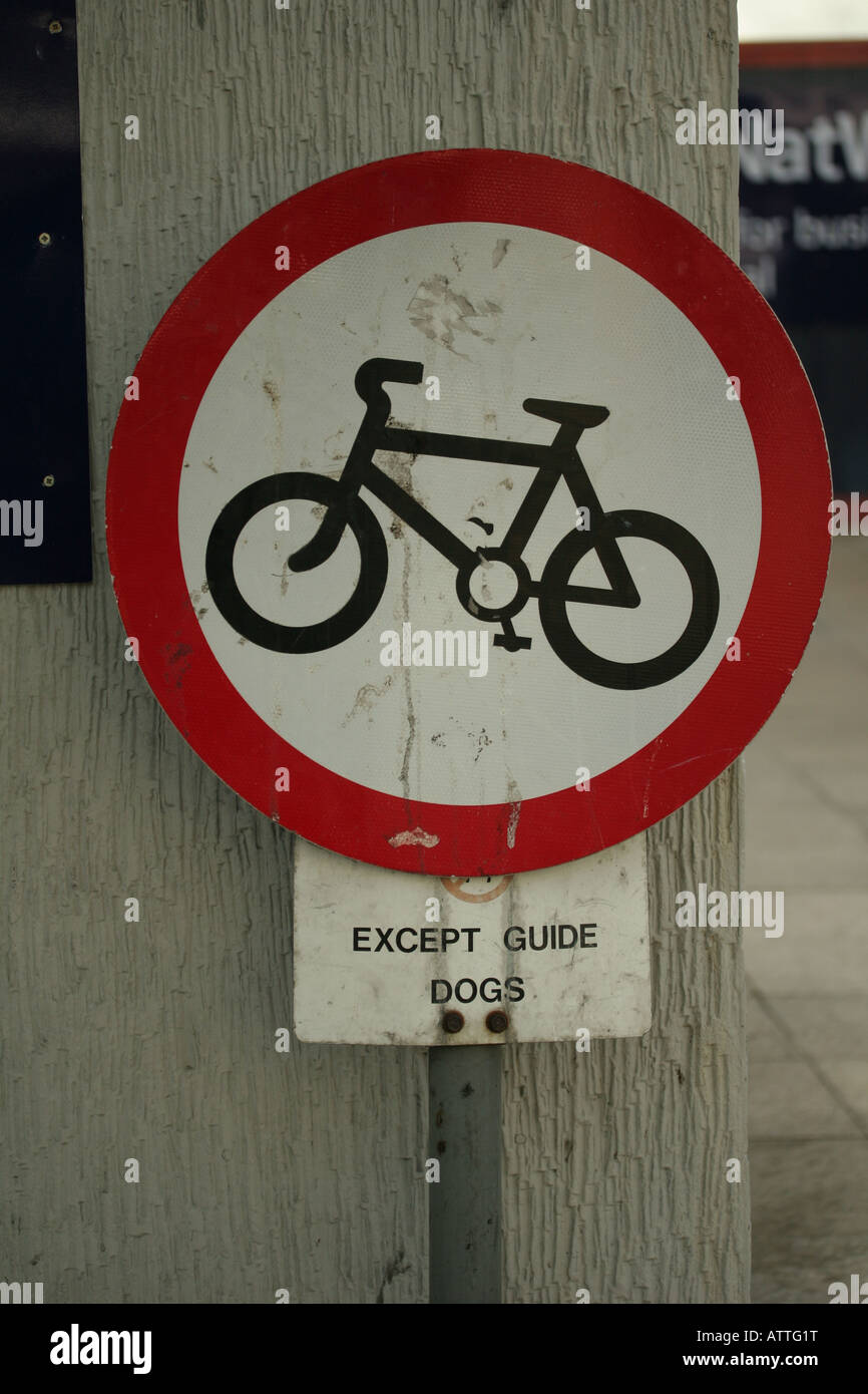 Cycle Sign with Guide dog sign underneath Stock Photo - Alamy