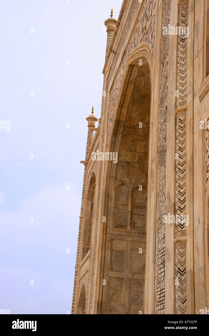 Side view of Taj Mahal Stock Photo - Alamy