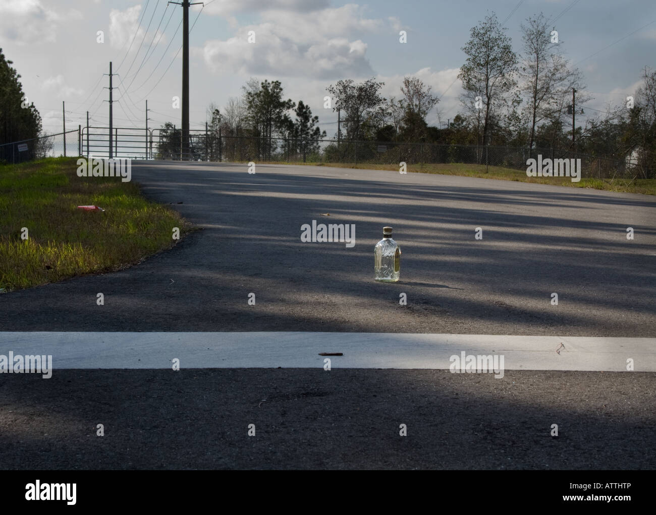 White road marker hi-res stock photography and images - Alamy