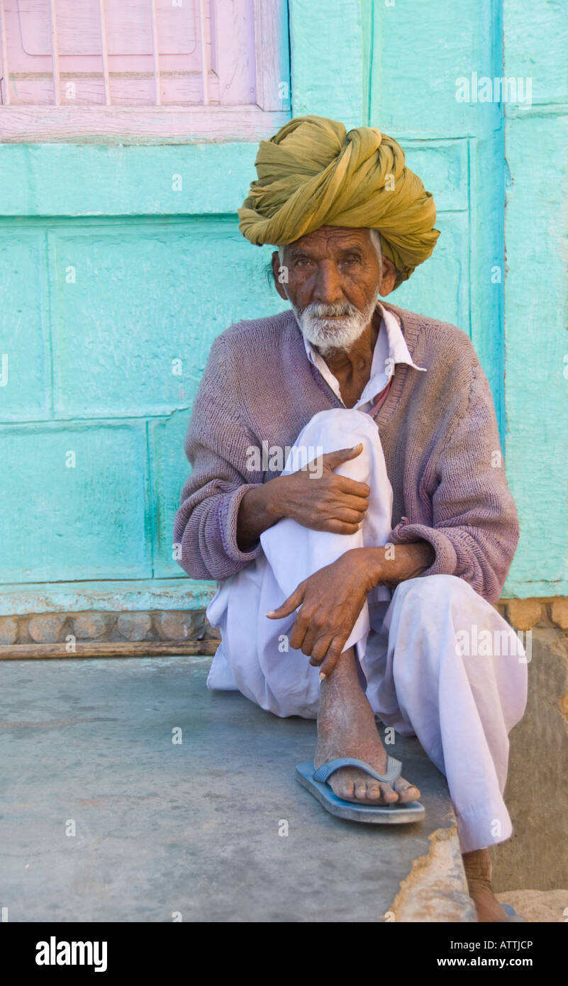Turbaned muslim man sitting in hi-res stock photography and images - Alamy