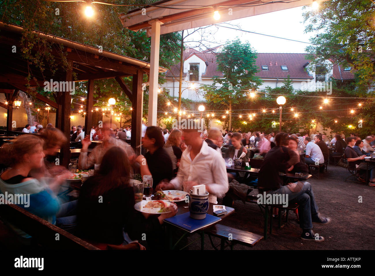 Nightlife in a streetbar in in Sachsenhausen, Frankfurt at dusk ...