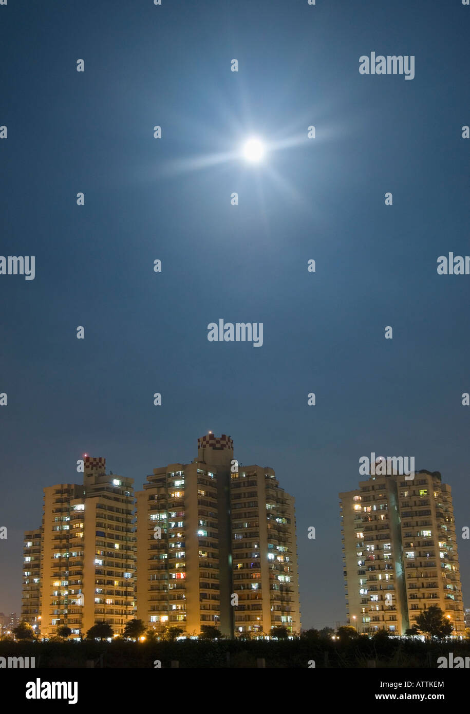 Skyscraper night low angle hi-res stock photography and images - Alamy