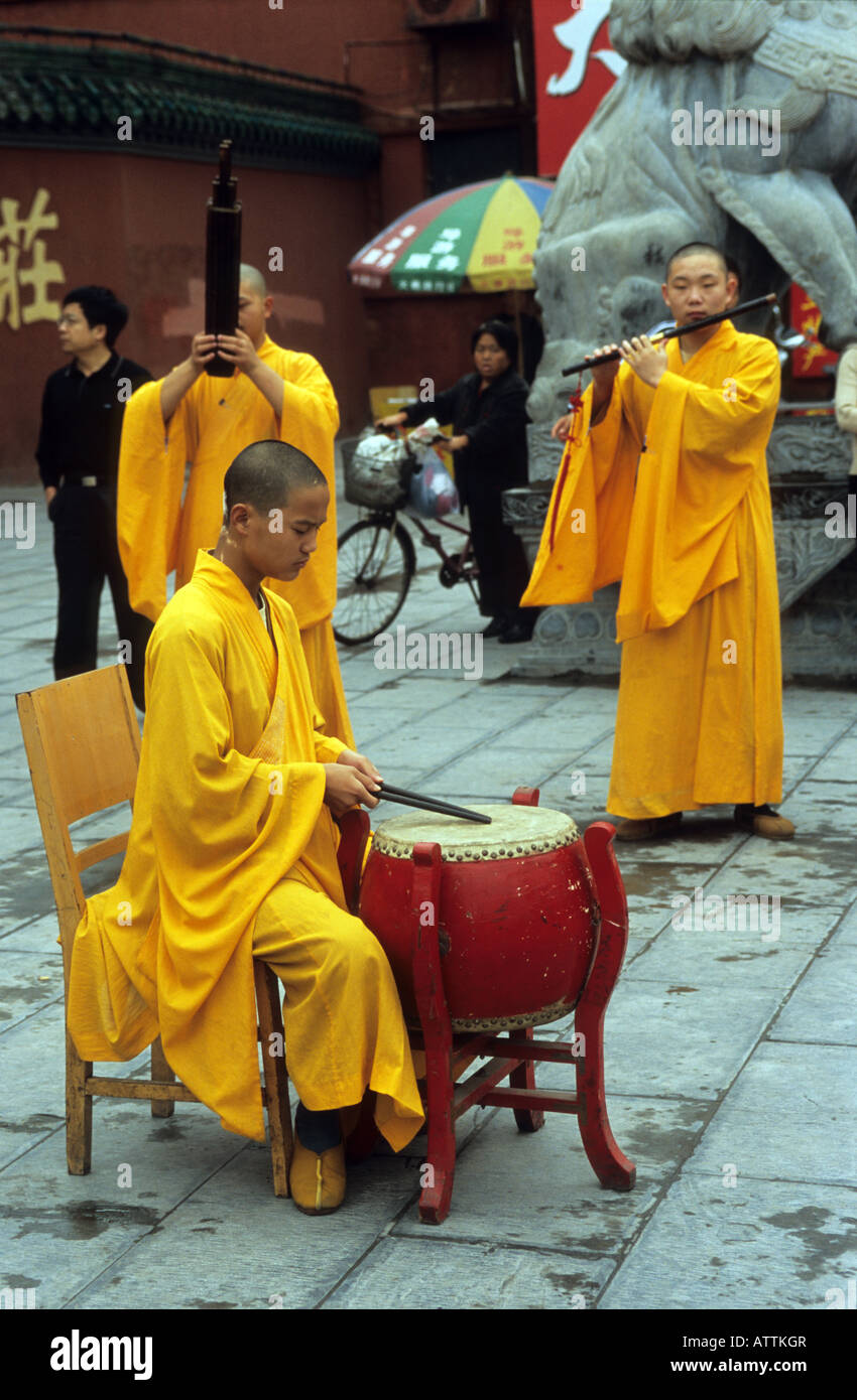 Shaolin monks hi-res stock photography and images - Alamy