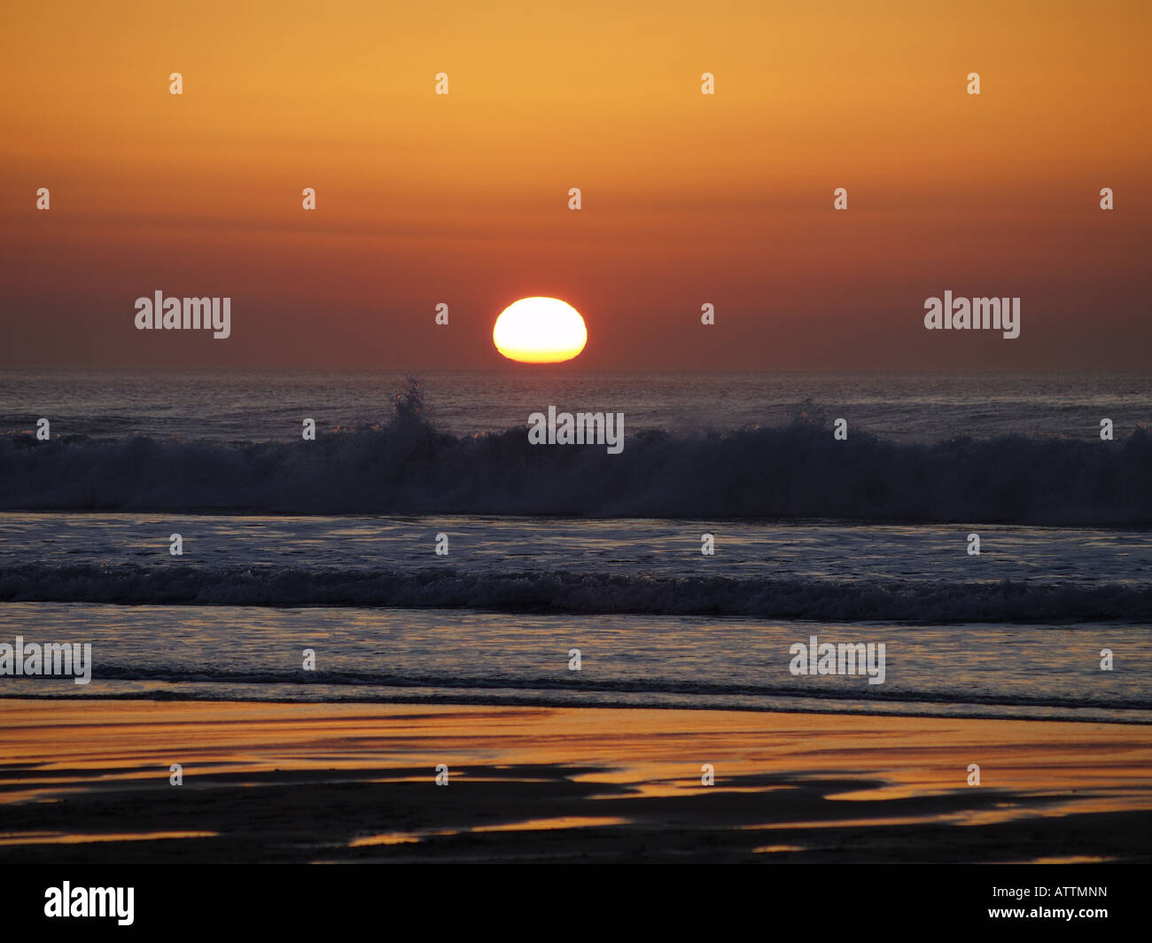 Sun setting over Widemouth sands / Widemouth Bay Stock Photo - Alamy