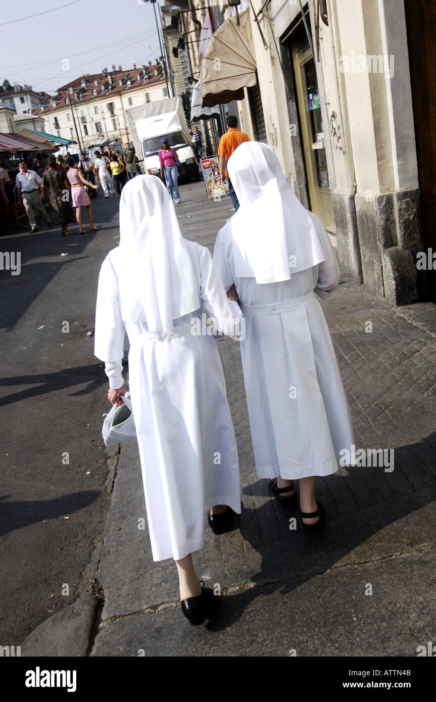 Nuns clothes hi-res stock photography and images - Alamy