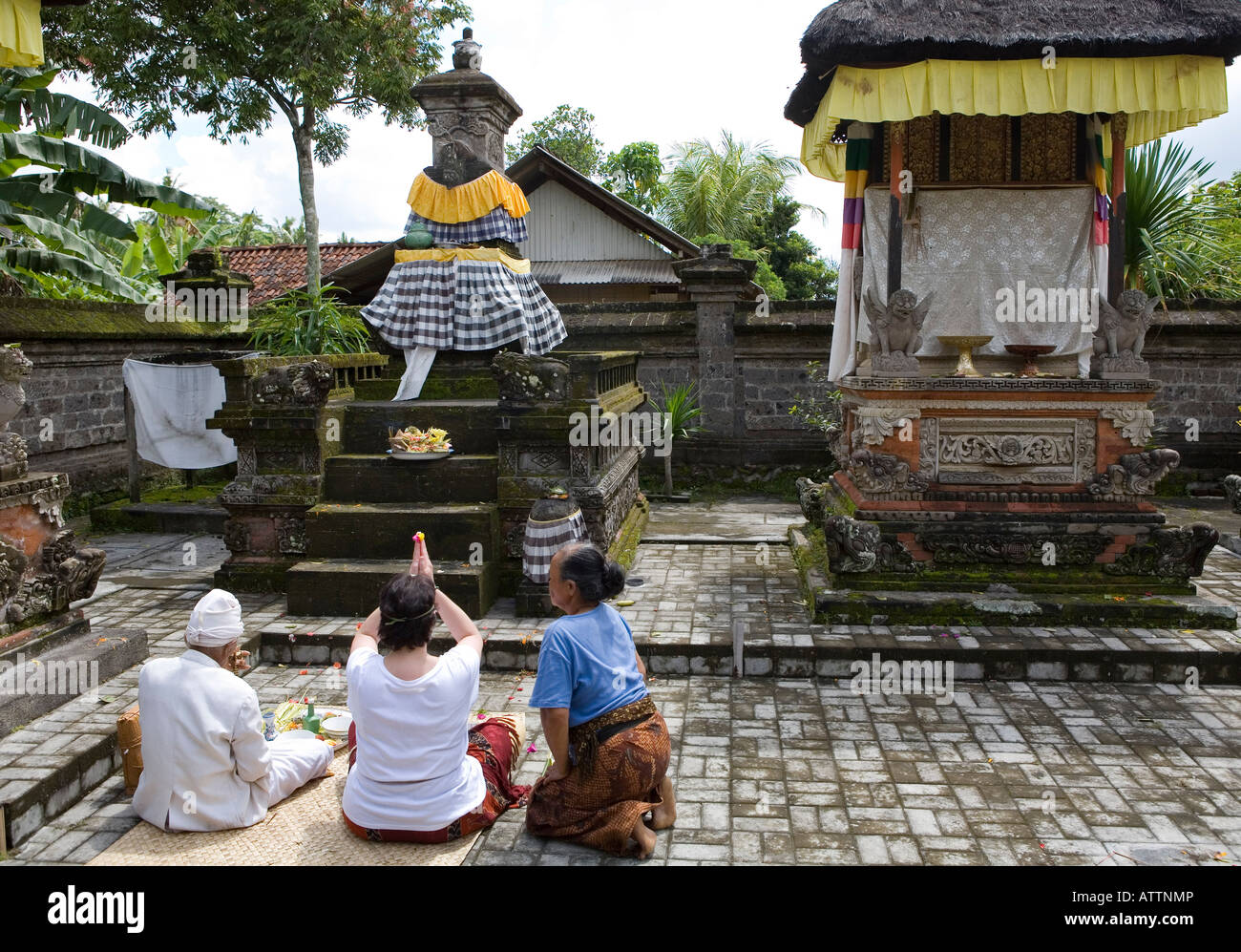 Worship hindu shrine hi-res stock photography and images - Alamy