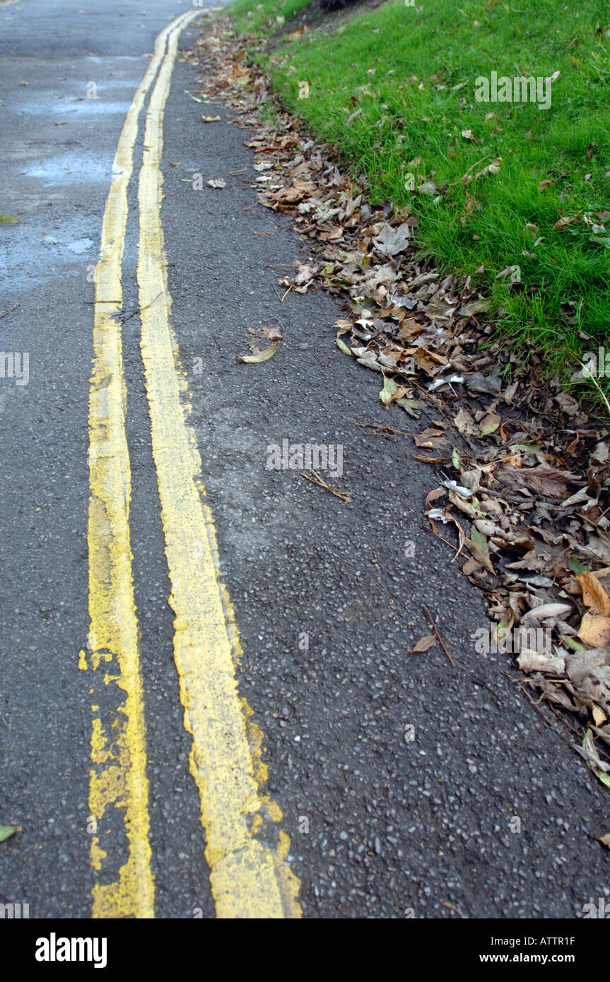 Double yellow lines Stock Photo - Alamy