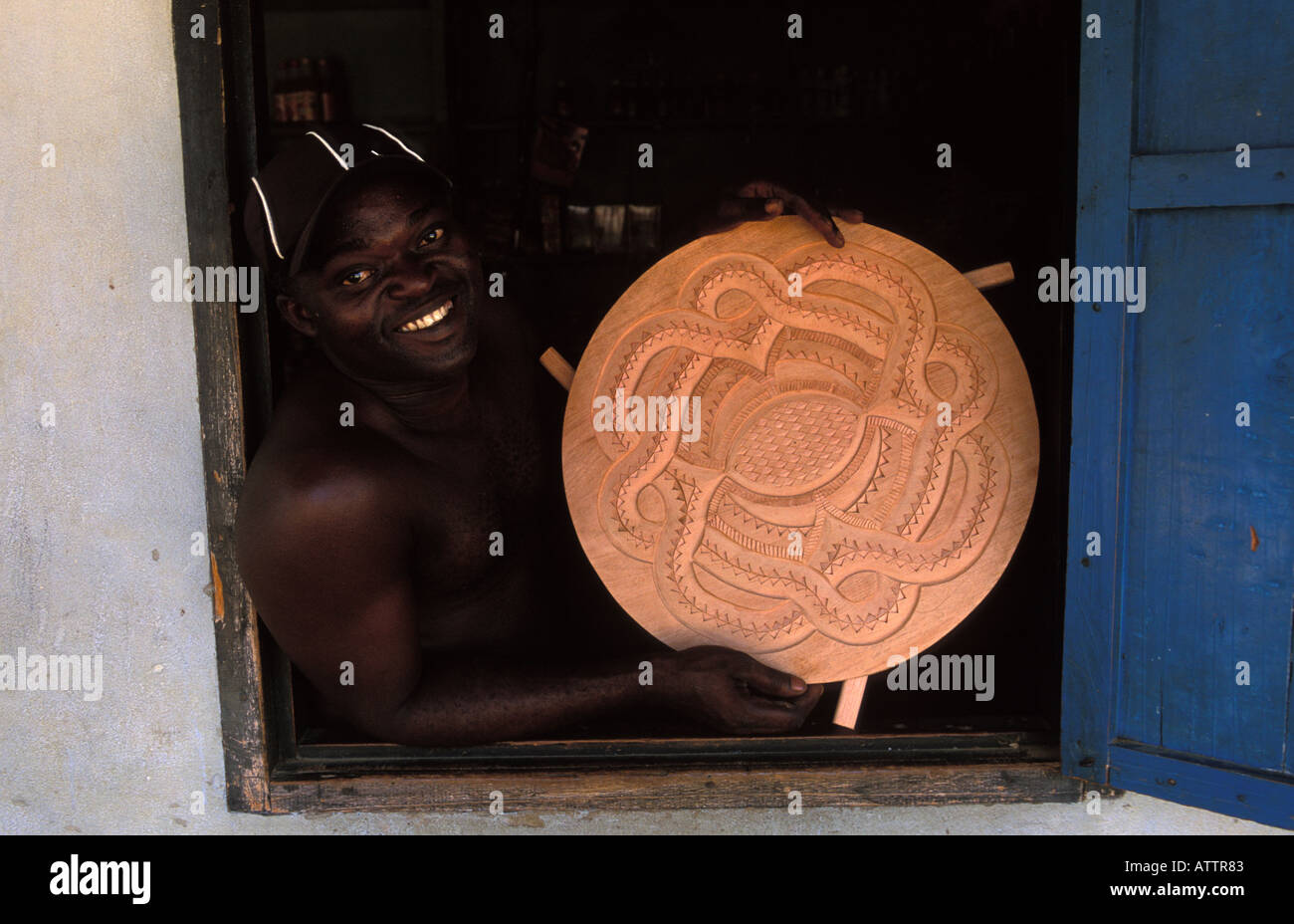 Kumalu Saramaccan artist showing his woodcutting Stock Photo - Alamy