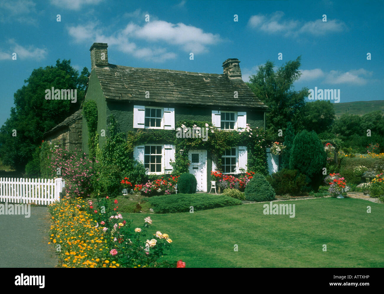 English traditional country cottage in Derbyshire countryside Stock ...